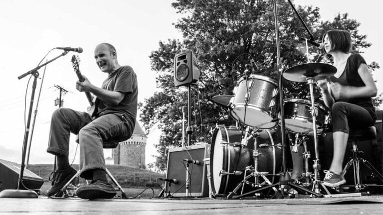 ¿Quiénes Son The Evens? Historia y Análisis en 2026